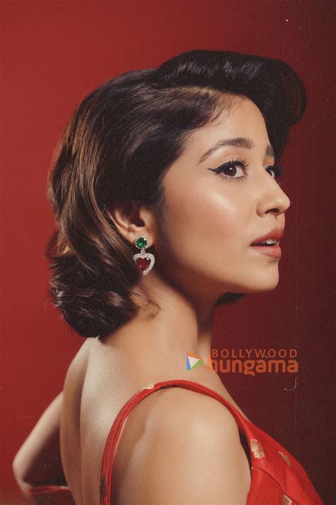 Shweta Tripathi Photos Images Hd Wallpapers Shweta Tripathi Hd