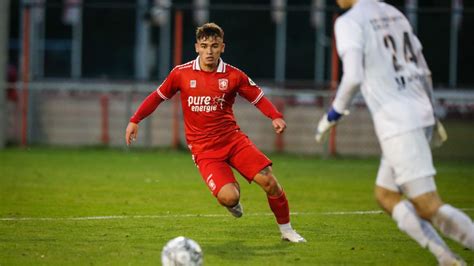 Capitán Del Twente Acudió A Bryan Ruiz Para Conocer Detalles De Manfred Ugalde Espn