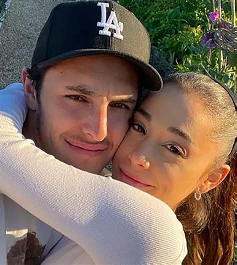 Ariana Grande Dalton Gomez Settle Divorce Months After 2nd Anniversary