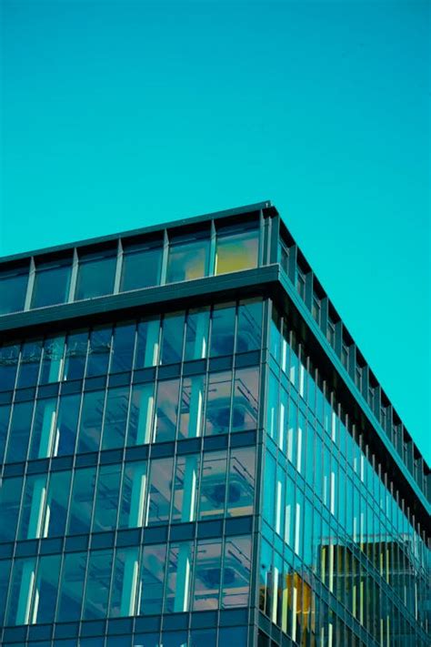 Immeuble De Bureaux Moderne En Verre Contre Le Ciel Bleu · Photo Gratuite