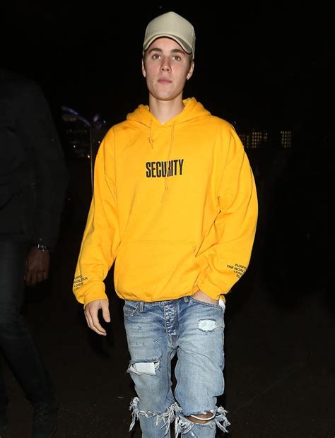 Stay Far Far Away Justin Bieber Banned From Contacting Selena Gomez