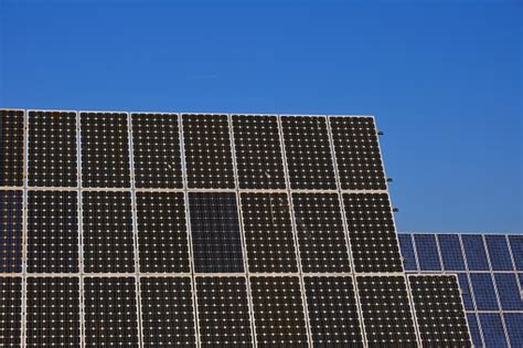 태양 전지 패널 생태 에너지 개념 태양광 발전 단지 태양 전지 패널 필드 Naturesolar 발전 기술의 대체 재생 가능