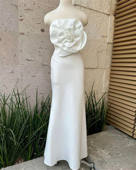 Vestido Recto Strapple Liso Con Detalle De Flor En Pecho Casa Novia