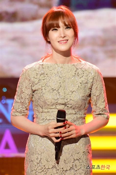 가수 거미 은은한 미소