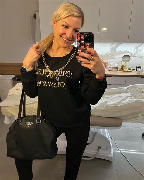 Magda Narożna W Obcisłej Kreacji Eksponuje Kobiece Kształty I Kusi