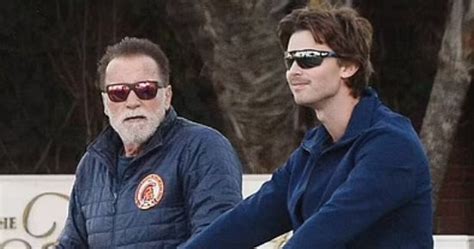 أرنولد شوارزنيجر يستمتع بنزهة على الدراجة بصحبة ابنه باتريك اليوم السابع