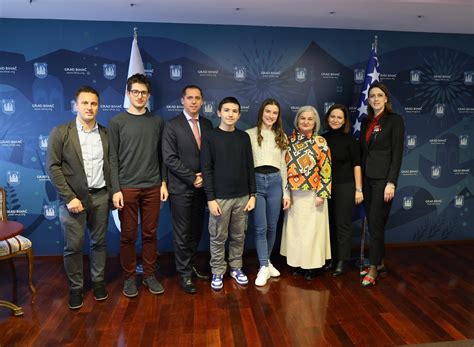 Bihaćki Gradonačelnik Elvedin Sedić Ugostio Učenike Koje Je Za Uspjehe