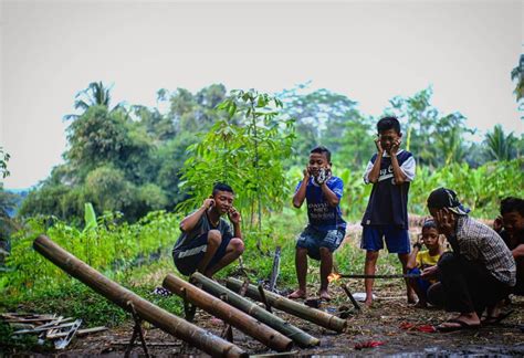 Bedil Lodong Permainan Tradisional Di Sunda Ketika Bulan Ramadan