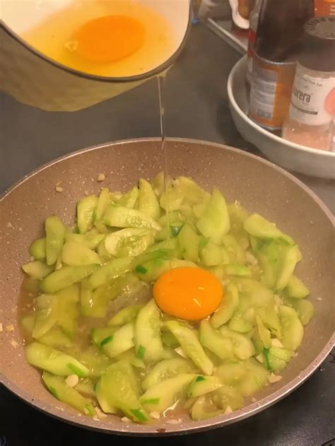 แตงกวาผัดไข่ง่ายๆ วิดีโอที่เผยแพร่โดย Narunpornn Lemon8