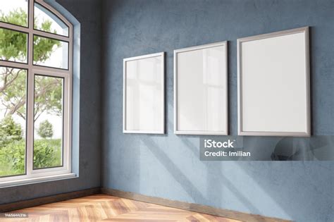 현대적인 파란색 휘발유 색상의 홈 인테리어에 포스터 프레임을 모의 세우고 나무 쪽모이 세공 마루 바닥과 큰 창문 앞에 단일 디자인 의자가 있습니다 3d 그림 0명에 대한