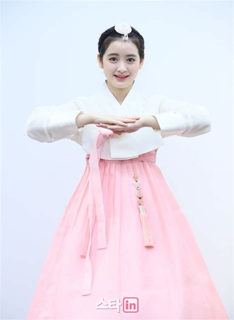 포토 배우 류한비 고운 한복입고 인사드려요