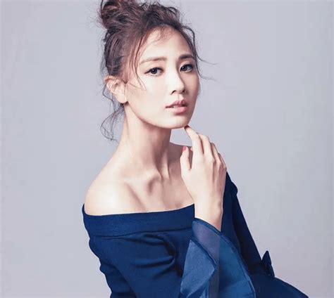 港姐冠軍朱晨麗坐遊艇出海，穿短褲身材出眾，22寸小蠻腰太吸睛 壹讀