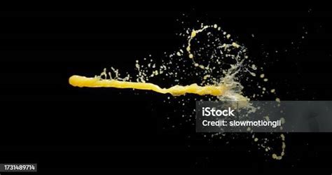 Jugo De Naranja Explotando Y Salpicando Sobre Fondo Negro Foto De Stock
