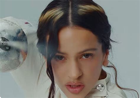Rosalía Afila Su Espada En Su Nuevo Videoclip La Perla