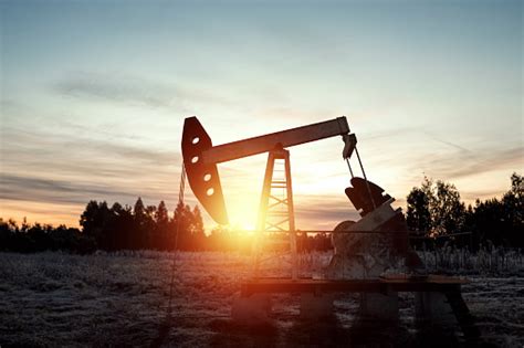 오일 펌프 아름다운 일몰의 배경에 석유 굴착 장치 산업 오일 생산 기술 개념 화석 에너지원 탄화수소 혼합 용지 복사 공간 0명에 대한 스톡 사진 및 기타 이미지 Istock