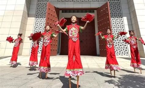 高跷秧歌驻校园 非遗传承有示范鞍山文明网