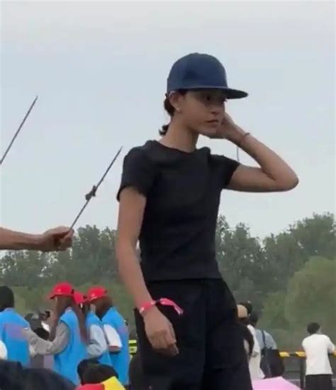 刘烨一家人郊游被偶遇，13岁霓娜假小子扮相难掩精致，老婆安娜越老越有魅力