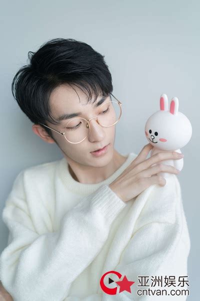 陈泓政最新写真曝光 可盐可暖展纯净气息tom明星