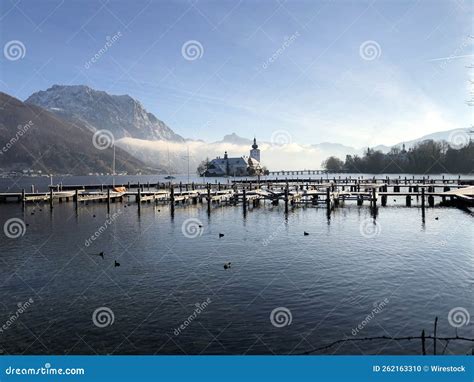 Winter In Gmunden Mit Schloss Orth Schloss Upper Austris Stockfoto Bild Von Berge Ober 262163310