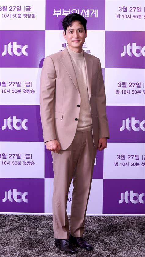 포토 박해준 부드러운 미소부부의 세계