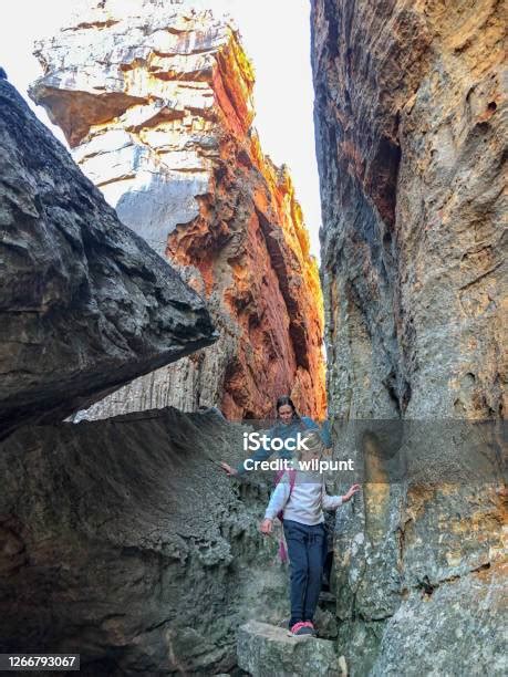 Wanita Dan Putri Berjalan Menyusuri Jalan Setapak Ngarai Sempit Di Atas