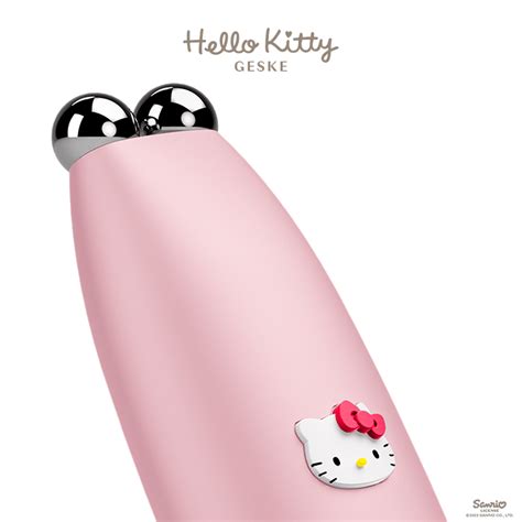 Microcurrent Face Lift Pen 6 In 1 Hello Kitty Dbd Holding