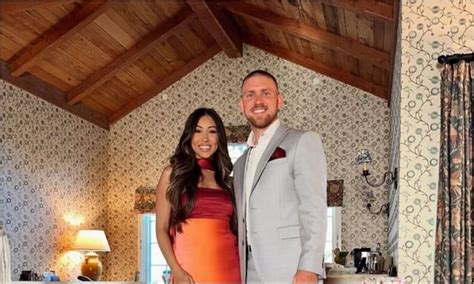 Shane Buecheles Wife Paige Offers Early Look At Comfy Outfit To