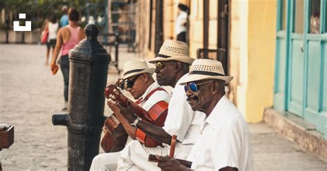 벤치에 앉아서 어쿠스틱 기타를 연주하는 남자 사진 Unsplash의 무료 쿠바 이미지