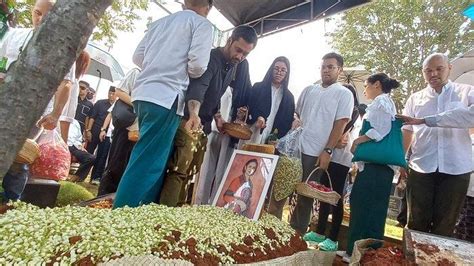 Tora Sudiro Tegar Dan Tenang Saat Antarkan Jenazah Sang Ibunda Ke Tempat Peristirahatan Terakhir