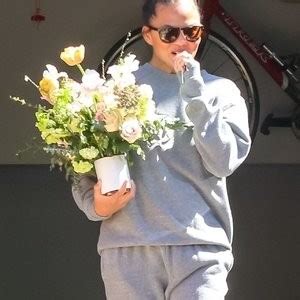 Chrissy Teigen Tweets About Helping The Paparazzi Gives Them Donuts Pictures Photos