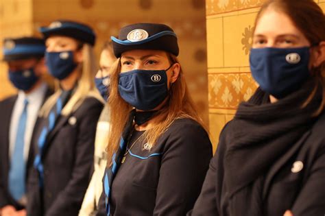 Manneken Pis Trekt Het Nmbs Uniform Aan