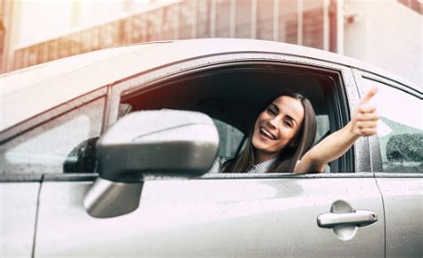 대리점에서 새 차를 사는 행복한 젊은 아름 다운 여자 흥분한 자동차 소유자 그녀의 차량을 운전하는 웃는 여성 사람들에 대한 스톡 사진 및 기타 이미지 Istock