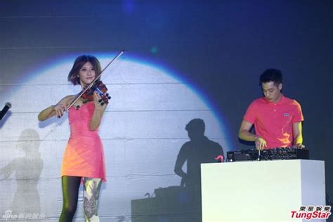 林逸欣露酥胸开唱 周汤豪夸赞腿长身材好新浪图片