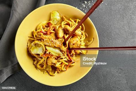 Mie Udon Kari Udon Kari Asia Dalam Piring Kuning Dengan Sumpit Kayu Di