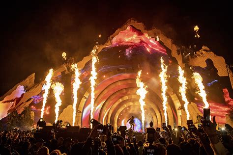 I Was At The Epicenter Of Travis Scotts Astroworld Crowd Crush—heres