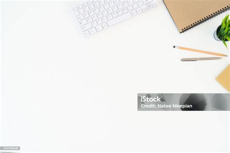 키보드 컴퓨터 커피 컵이 있는 흰색 사무실 책상 테이블 기타 사무용품 장비의 상단 보기 사업 개념 작업장 빈 복사 공간이 있는 평평한 위치 0명에 대한 스톡 사진 및 기타