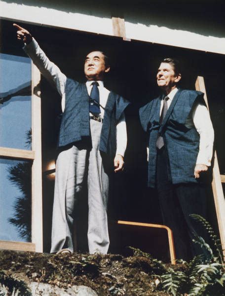 レーガン大統領（右）に紅葉の説明をする中曽根康：中曽根康弘元首相 写真特集：時事ドットコム