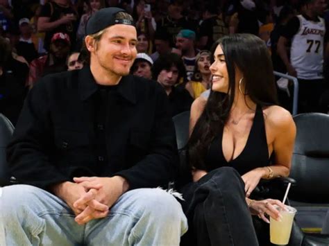 Look Justin Herberts Gf Madison Beer Turns Heads In Natural 90s Office Siren Fashion