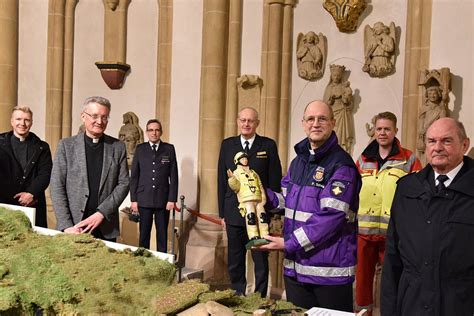 Paderborner Feuerwehrmann Ist Die Neueste Figur In Der Domkrippe Nw De