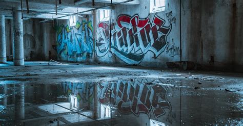 거리 예술 건물 건축 그래피티 그런지 날 것 다채로운 낙서 도시 예술 도시 탐사 도시의 도시의 쇠퇴 디자인 물 반사 물웅덩이 반달리즘 반사
