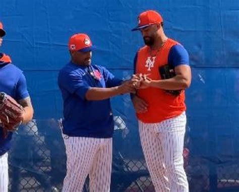 Sean Manea Aprende Unos Trucos De Johan Santana Video Sports Venezuela
