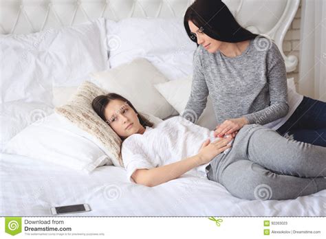 Madre De Apoyo Que Ayuda A Su Hija Adolescente Preocupante Imagen De Archivo Imagen De Salud