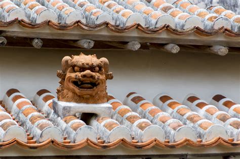 やちむん通り・屋根上のシーサー（横）：no 1772 沖縄のフリー写真素材サイト「ばんない堂」