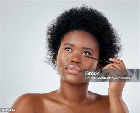 흑인 여성 마스카라 또는 스튜디오에서 흰색 배경에 아프리카를 가진 아름다움을 위한 메이크업과 브러시 얼굴 치료를 위해 눈 제품