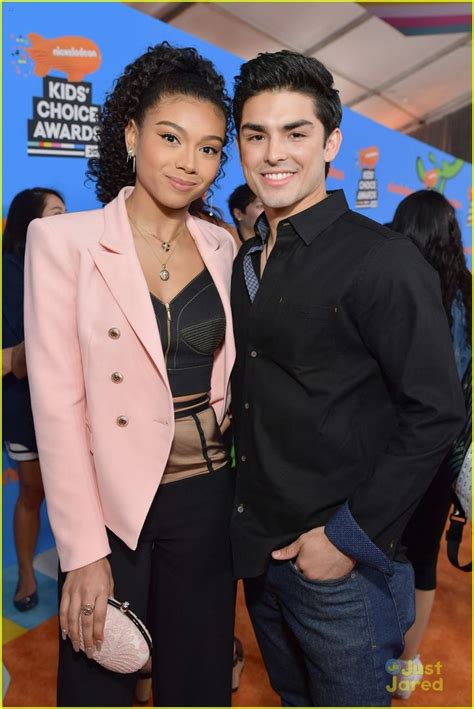 Sierra Capri And Diego Tinoco Hit Series De Netflix Netflix Famosos