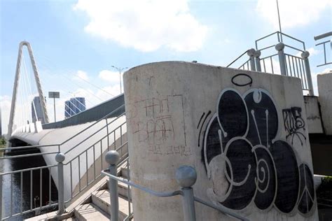 Tp Hồ Chí Minh Cầu Ba Son Lại Bị Vẽ Bậy Xịt Sơn Loang Lổ Báo Tin Tức Ttxvn