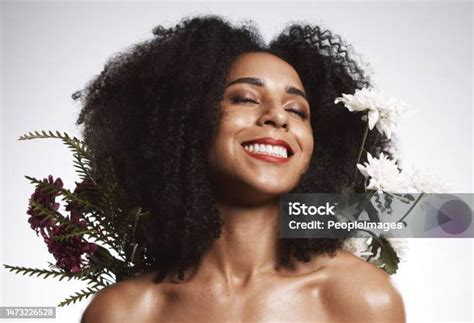 흑인 여성 아름다움 그리고 건강한 스킨케어를 위한 스튜디오 배경의 꽃 행복한 얼굴 꽃 식물 봄 향수 천연 메이크업 화장품 미학 미소를 위한 에코 웰니스가 있는 모델 30