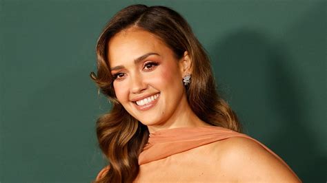 Jessica Alba Trägt Ein Romantisches Naked Dress Auf Dem Roten Teppich