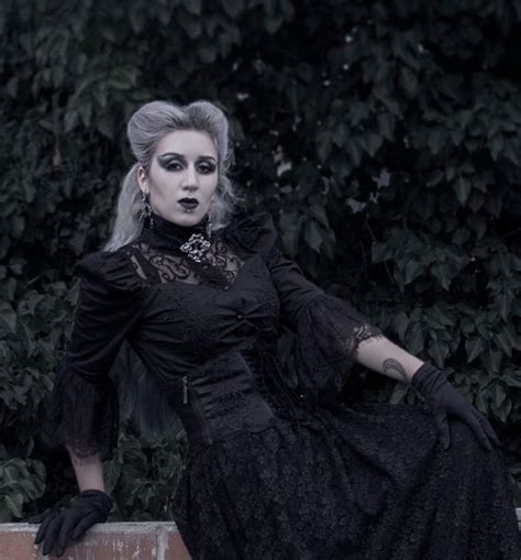 40 Tantalizing Gothic Hairstyles To Vamp Up Your Look