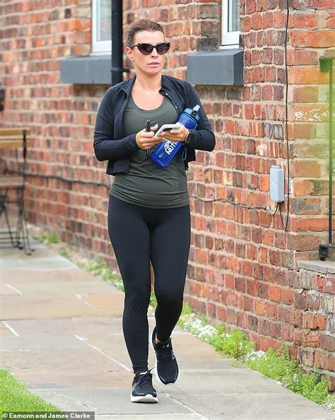 Колин Руни в стильных солнцезащитных очках «кошачий глаз покидает спортзал на новом